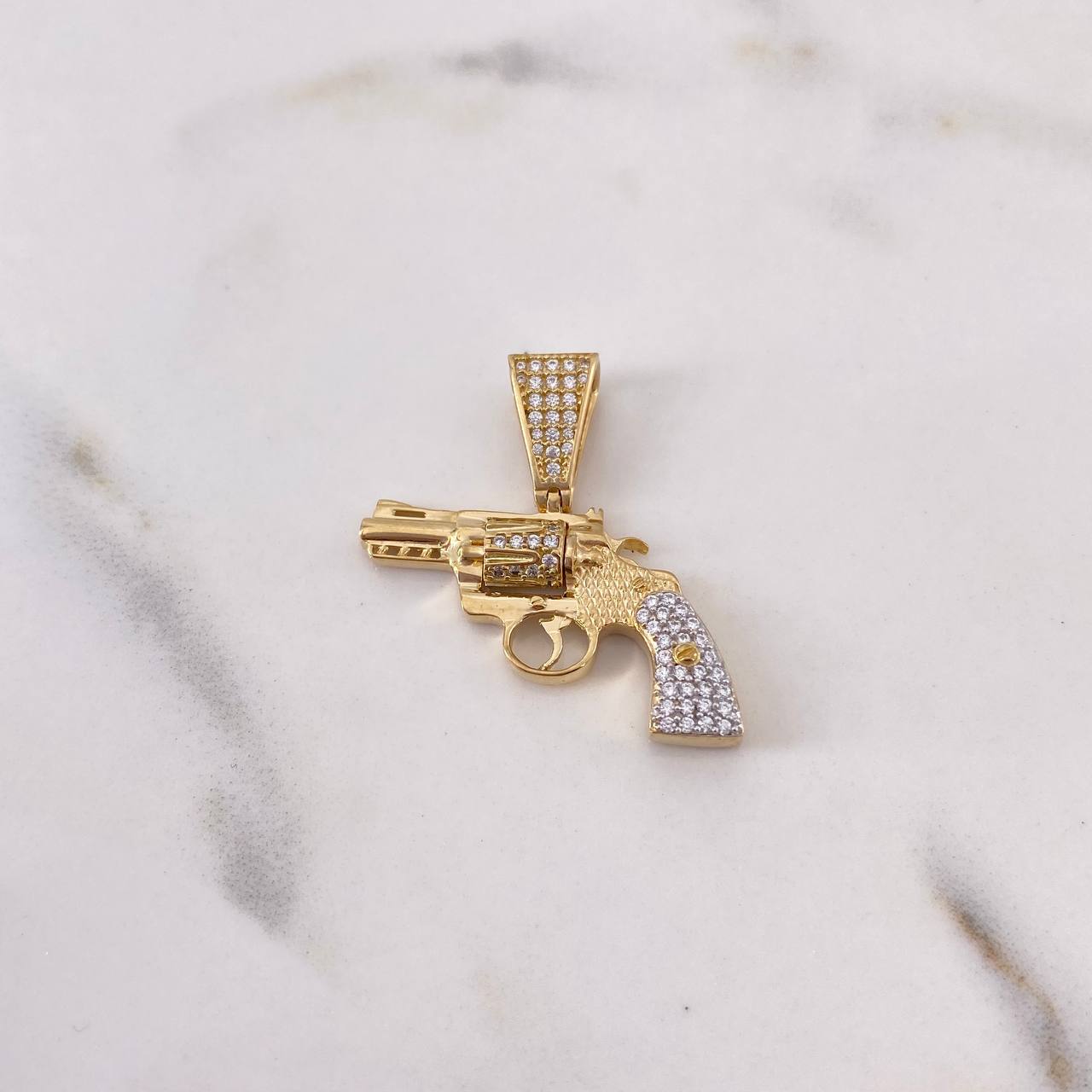 Dije Arma Revolver 4,25gr, 18K Oro Nacional – Napoleone Joyas