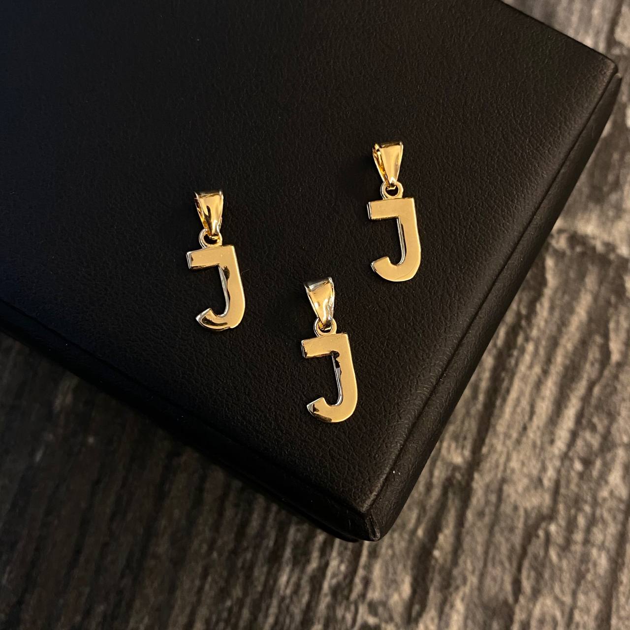 Dije Letra J 0.35gr / 1.5cm Liso Oro Amarillo – Napoleone Joyas